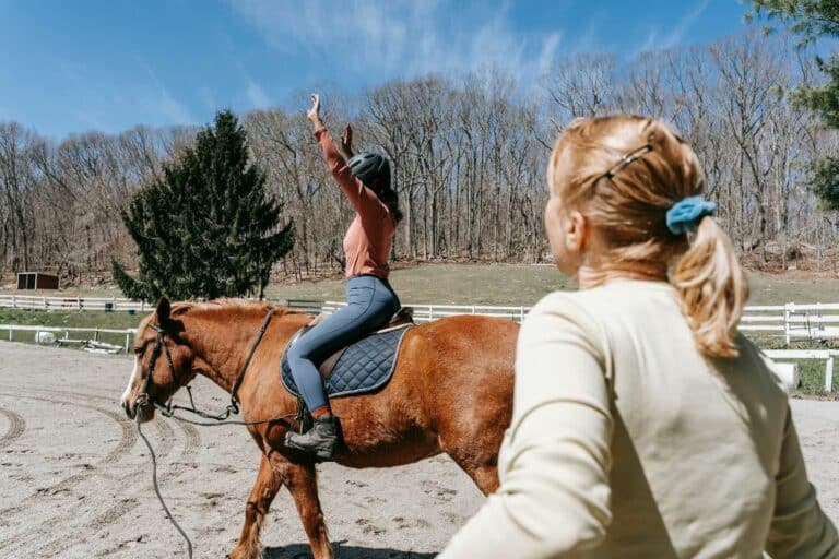 Wie reitet man ein Pferd? Schritt-für-Schritt-Anleitung für Anfänger